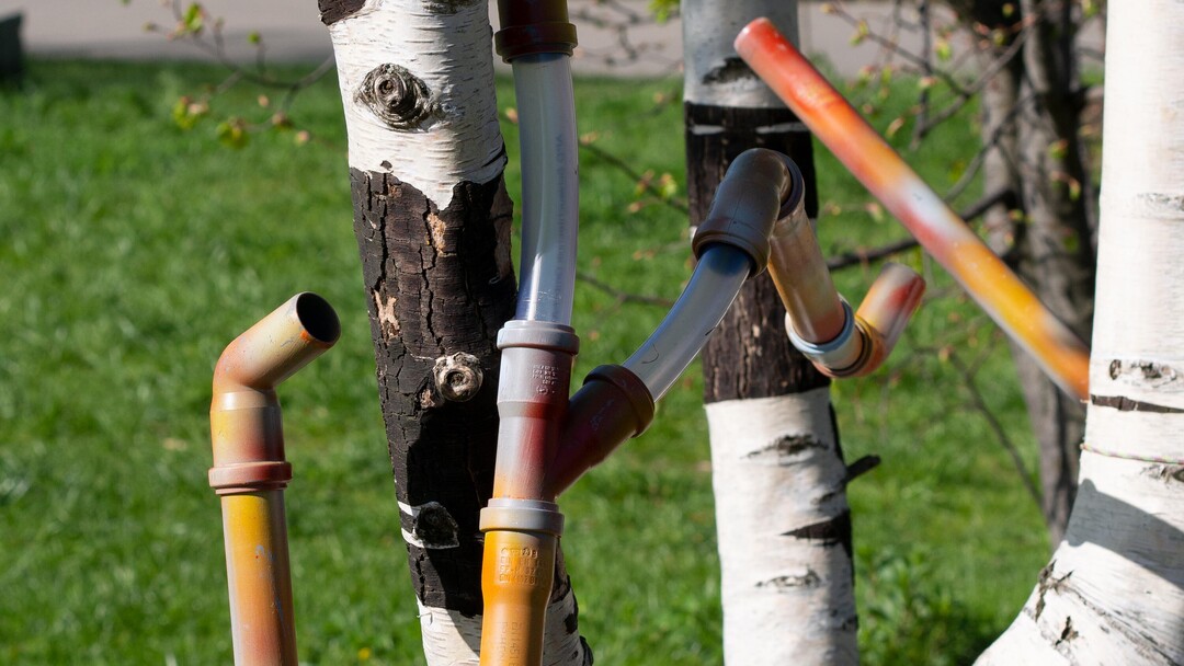 DIY-Kugelbahn: Murmelbahn aus Rohren selber bauen | richtiggut.de